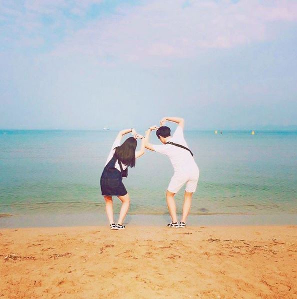 11款「把外人閃瞎他們都不會介意」的終極甜蜜情侶放閃合照POSE | TEEPR 亮新聞