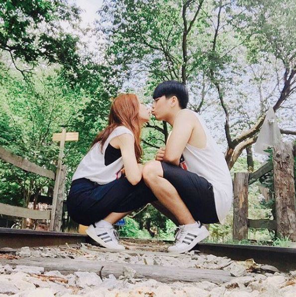 11款「把外人閃瞎他們都不會介意」的終極甜蜜情侶放閃合照POSE | TEEPR 亮新聞