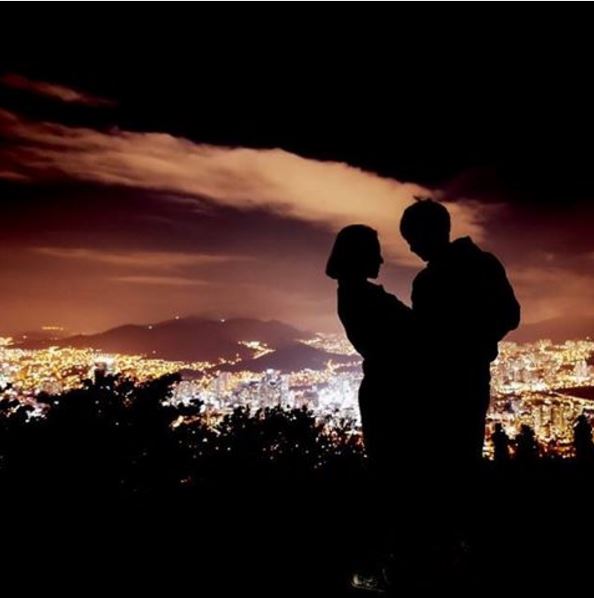 11款「把外人閃瞎他們都不會介意」的終極甜蜜情侶放閃合照POSE | TEEPR 亮新聞