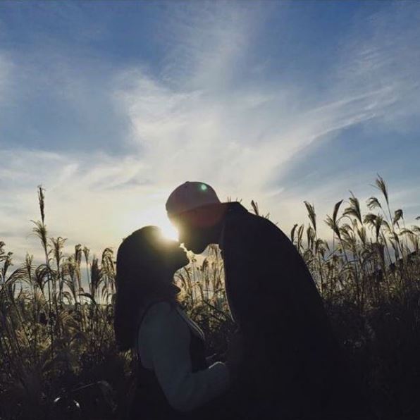 11款「把外人閃瞎他們都不會介意」的終極甜蜜情侶放閃合照POSE | TEEPR 亮新聞