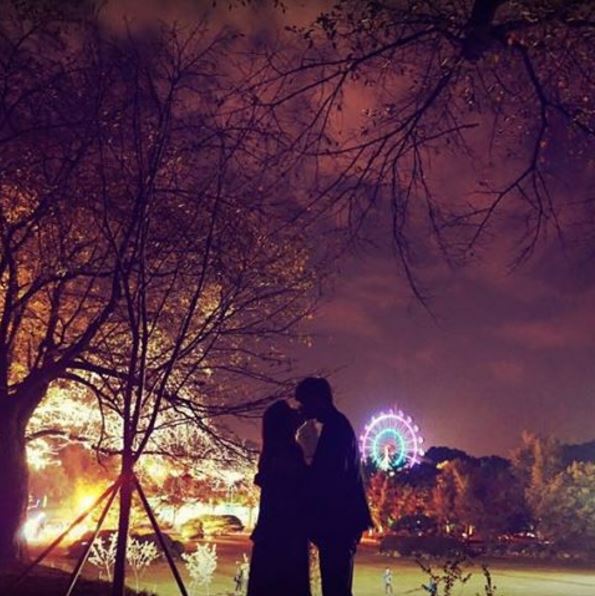 11款「把外人閃瞎他們都不會介意」的終極甜蜜情侶放閃合照POSE | TEEPR 亮新聞