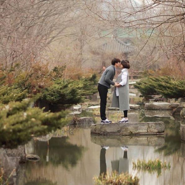 11款「把外人閃瞎他們都不會介意」的終極甜蜜情侶放閃合照POSE | TEEPR 亮新聞