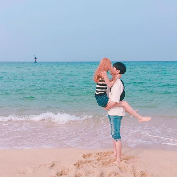 11款「把外人閃瞎他們都不會介意」的終極甜蜜情侶放閃合照POSE | TEEPR 亮新聞