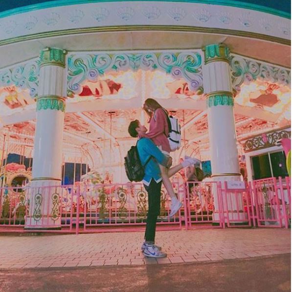 11款「把外人閃瞎他們都不會介意」的終極甜蜜情侶放閃合照POSE | TEEPR 亮新聞