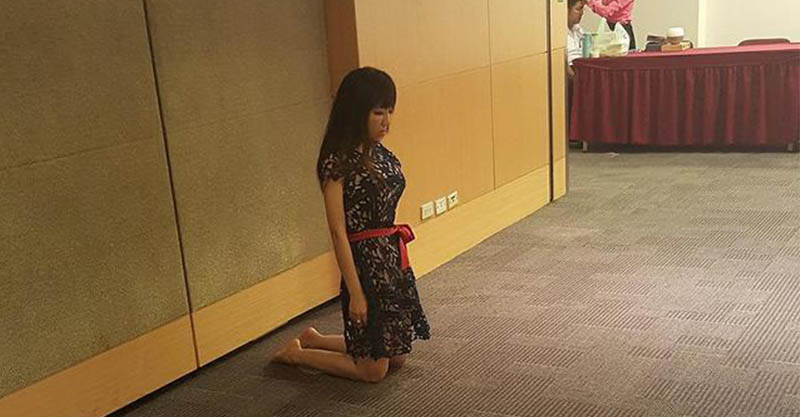 正妹信守承諾「下跪一小時」，網友大讚：「成功者的態度！」 | TEEPR 亮新聞