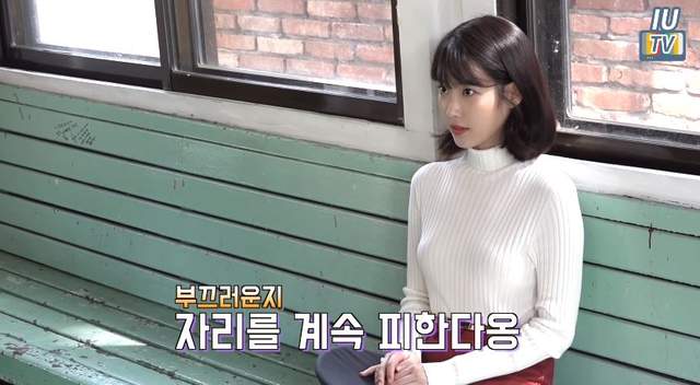 IU低胸洋裝滑掉「手一舉」美乳掉出來！造型師迅雷不及「救援」完全沒影響拍攝，網友：救了我老婆 | TEEPR 亮新聞