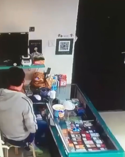 泡麵君森77「自爆噴飛」 轉半圈倒蓋全灑：就是不想給你吃！ | TEEPR 亮新聞