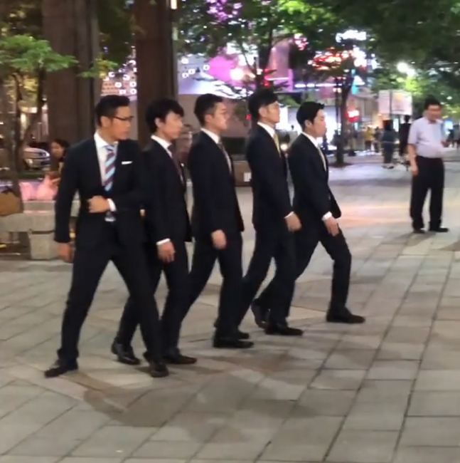 日知名機械舞團現身台北 引退團長「穿西裝親自帶隊」粉絲激動：期待MV！ | TEEPR 亮新聞