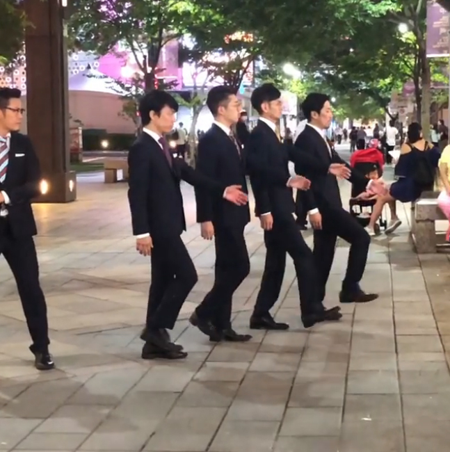 日知名機械舞團現身台北 引退團長「穿西裝親自帶隊」粉絲激動：期待MV！ | TEEPR 亮新聞