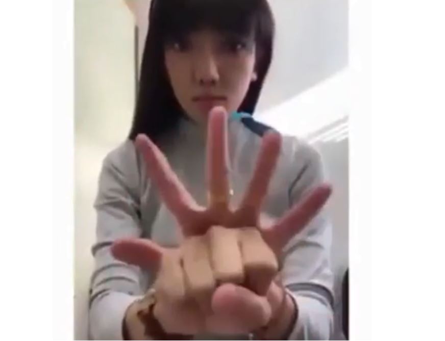 再給我播10次！繼「反OK」後蝸牛手魔術 0.1秒神轉換…網傻眼：什麼穿透法？ | TEEPR 亮新聞