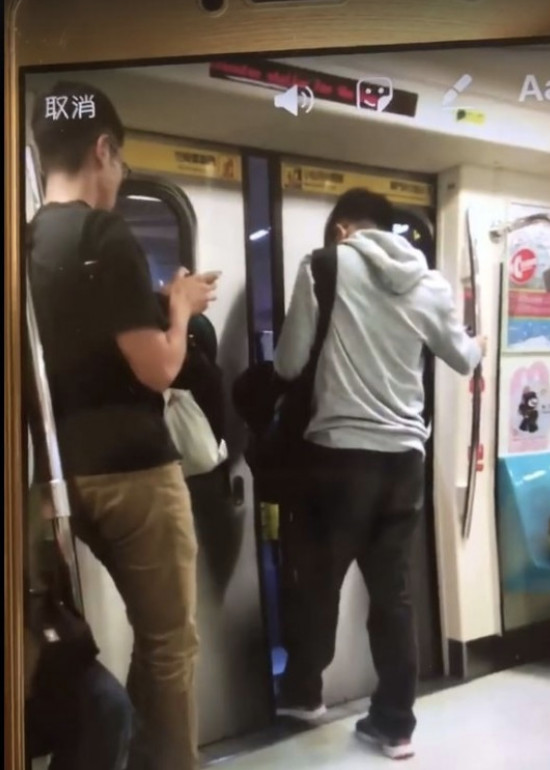 情侶衝刺慘被拒於門外「泡芙」意外搭上車 乘客：我們就不客氣囉 | TEEPR 亮新聞
