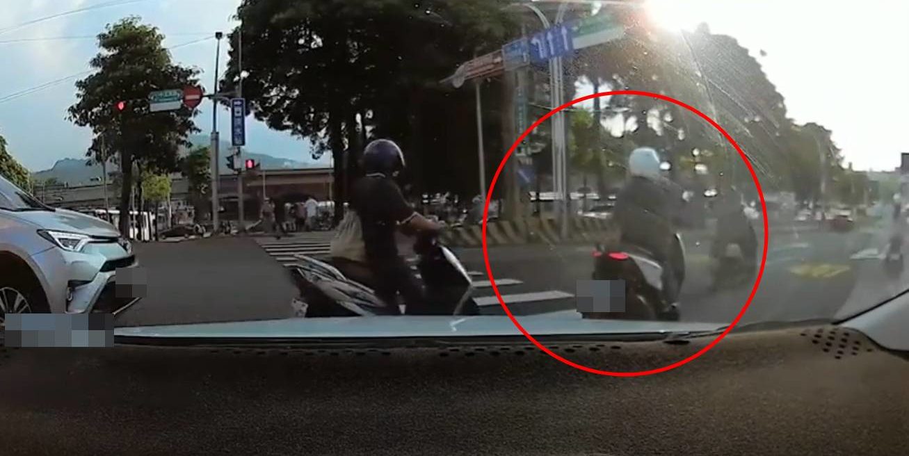 影／騎士紅燈硬闖！行人「一掌巴倒地」 網瘋傳48秒片讚：療癒 | TEEPR 亮新聞