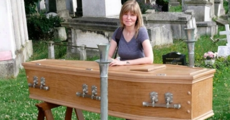 沉迷去陌生人葬禮！她「狂跑200場」曝鼻酸原因 | TEEPR 亮新聞