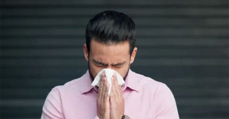 打噴嚏摀住口鼻 他「耳膜全破裂」醫驚曝：時速160 | TEEPR 亮新聞