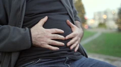 70歲父「常拿鄰居機車食物吃」 被加朝天椒害肚子痛！兒怒：走法律途徑？ | TEEPR 亮新聞