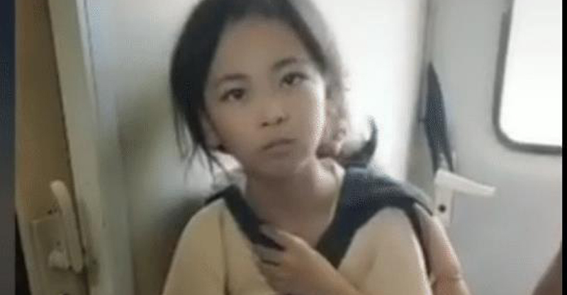 7歲姊背嬰兒弟弟上火車「一站就是30小時」！瘦弱身影惹人憐 「一抬頭微笑」笑容美到傾國傾城 | TEEPR 亮新聞