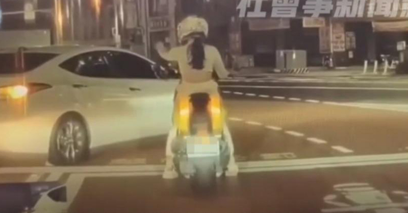 高雄男開轎車「紅燈越線橫停路中間」 只為搭訕辣妹騎士要ID | TEEPR 亮新聞