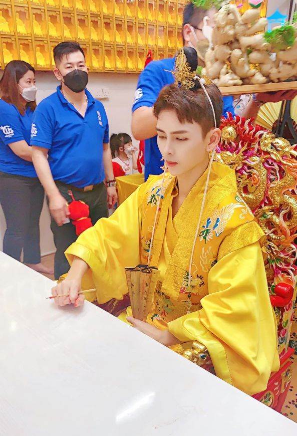 廟裡發現天菜超帥乩童！「大咖身分被起底」私下模樣曝光 | TEEPR 亮新聞
