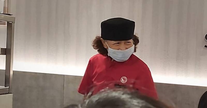 「爭鮮阿嬤店員」身手矯健搬7盤飯 客人甘拜下風：她90歲了 | TEEPR 亮新聞