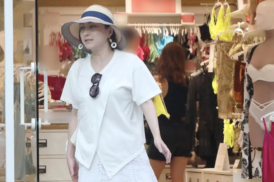 43歲女神爆出軌後離婚！被拍到「血拼內衣」網愣：在慶祝？ | TEEPR 亮新聞