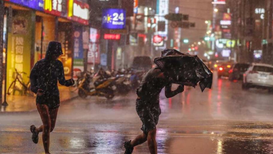 颱風值班領4000元包餐！他曝光「工作內容」網驚：騎機車都去 | TEEPR 亮新聞