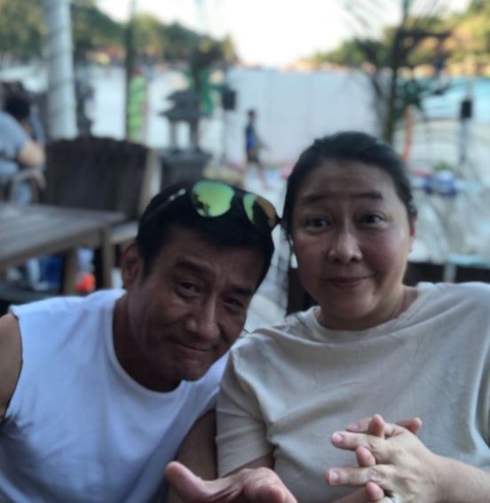 老婆被譏「走樣變阿桑」！影帝丈夫結婚36年仍緊牽不放 每年送1顆鑽石「霸氣寵妻」：偷看她仍會心動 | TEEPR 亮新聞