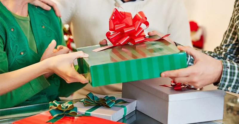 公司玩交換禮物 「定價8000以上」最爛要請吃飯！員工求救：該送什麼 | TEEPR 亮新聞