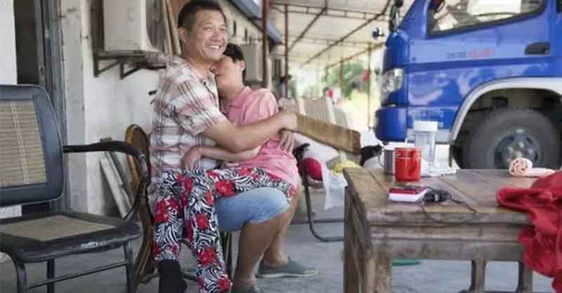 57歲男「每天親吻老婆」眾人前放閃 網知道真相卻哭紅了眼睛 | TEEPR 亮新聞