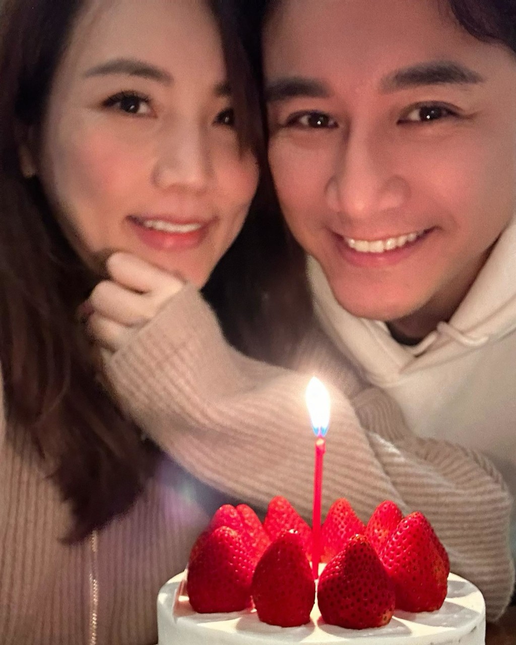 50歲雙胞胎男星「開心二度當爸」 淚崩向妻子喊話「全家福照曝光」 | TEEPR 亮新聞