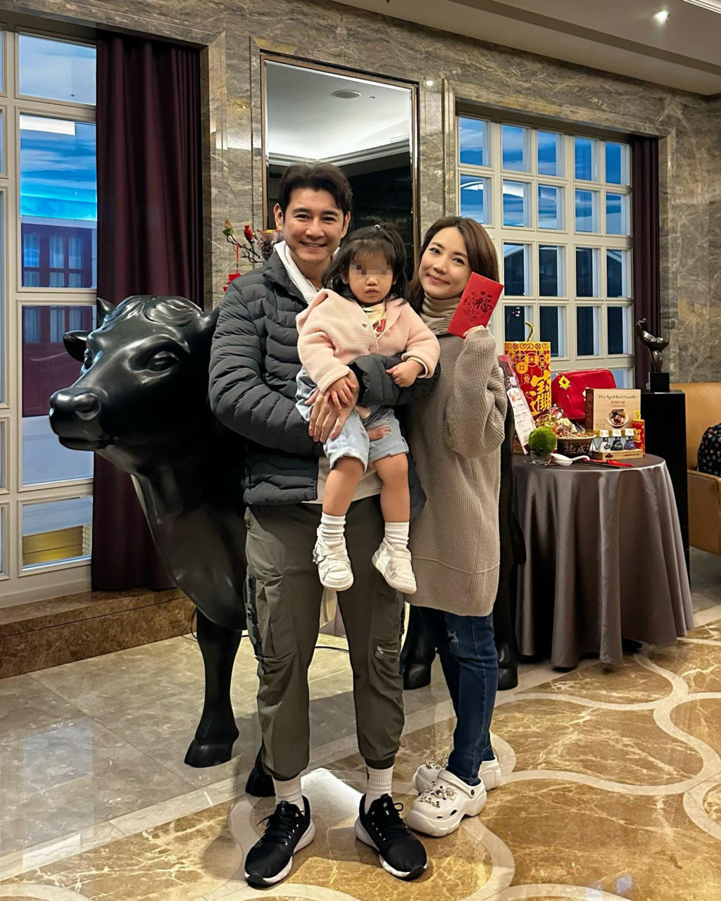 50歲雙胞胎男星「開心二度當爸」 淚崩向妻子喊話「全家福照曝光」 | TEEPR 亮新聞