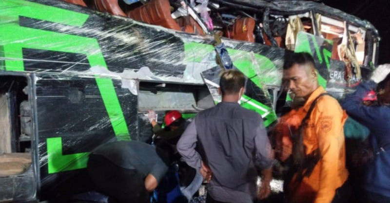 畢旅遇死劫！疑煞車失靈遊覽車「連環撞翻覆」 釀11死53傷畫面曝 | TEEPR 亮新聞