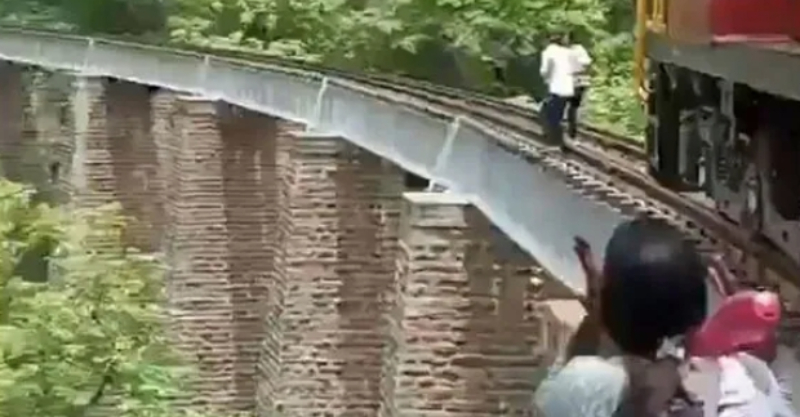 小夫妻鐵軌忘情拍照「沒看見火車來」 絕望「雙雙跳下27公尺高深谷」 | TEEPR 亮新聞