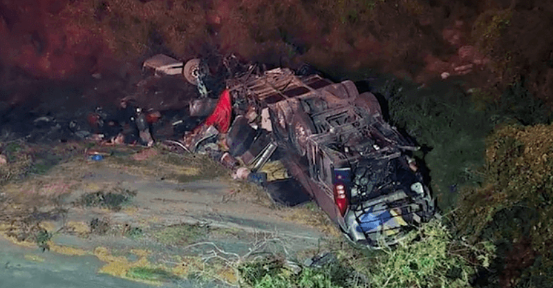 巴士遭撞墜落山谷！死亡人數增至20人 肇事司機棄車跑了 | TEEPR 亮新聞