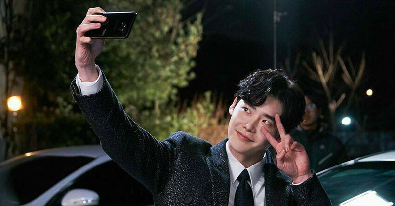 路上自拍被罰500元 「行人禁做4事」很多人不知 | TEEPR 亮新聞