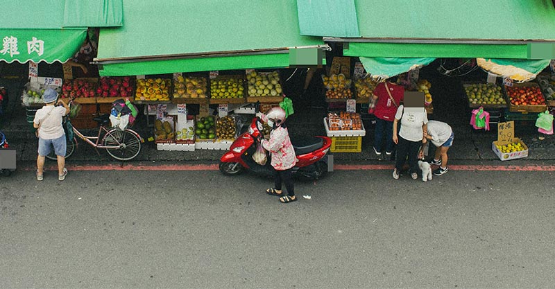 客人拿走400元水果說「換錢再回來」 1小時後卻是老闆羞愧 | TEEPR 亮新聞