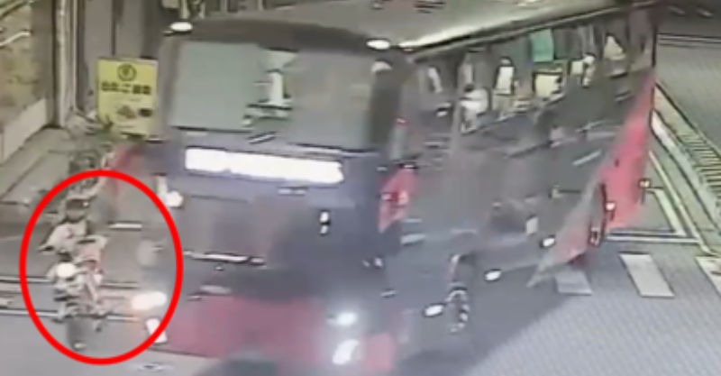 客運硬要右切！台南女騎電單車「被捲入車底」車輛破碎 | TEEPR 亮新聞