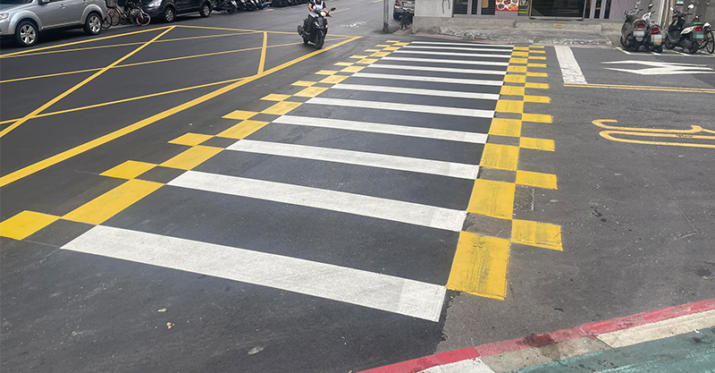 斑馬線旁多出「黃色方格」民眾愣：馬路上跳格子？真實用途小心被罰6000元 | TEEPR 亮新聞