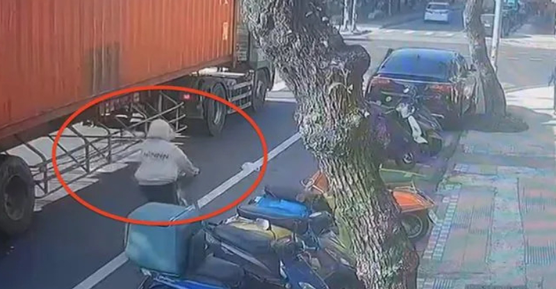 28歲空姐騎YouBike「被聯結車輾斃」 長榮發聲了 | TEEPR 亮新聞