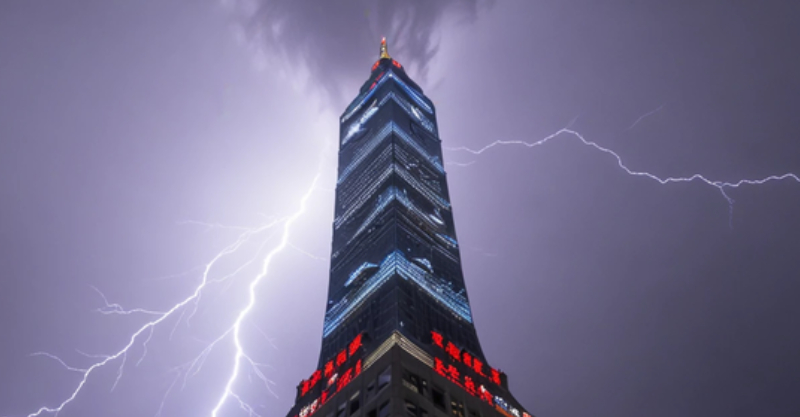 台北101「遭雷擊」畫面太震撼 登上國際媒體 | TEEPR 亮新聞