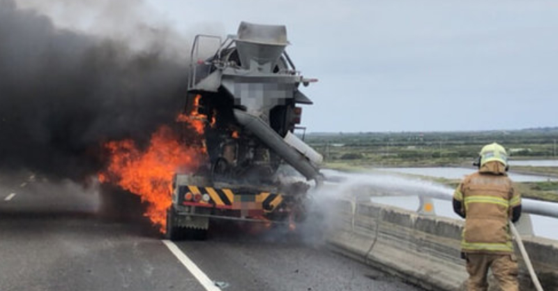 台61線嚴重事故！水泥車連撞3車起火 2人失去生命跡象 | TEEPR 亮新聞