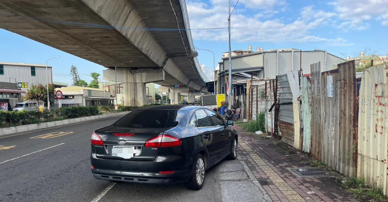 高雄「恐怖路口」又傳車禍！騎士遭撞噴飛50尺 肇事駕駛與乘客全落跑 | TEEPR 亮新聞