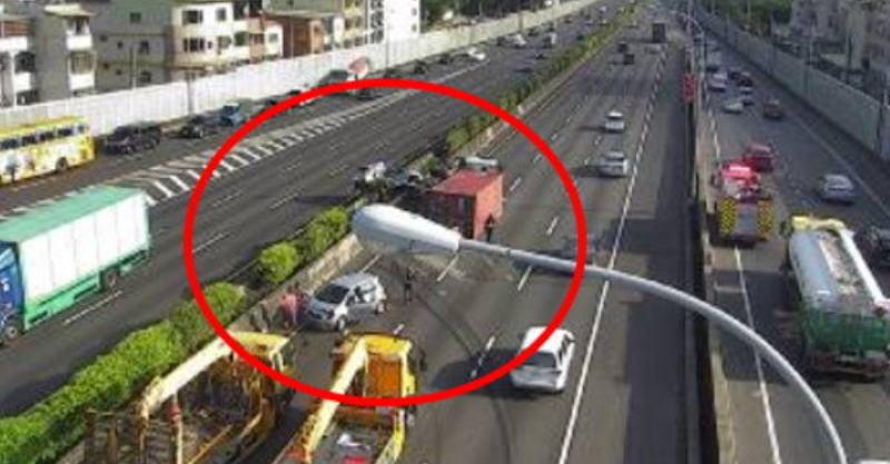 國1重大事故！4輛車發生追撞 後方回堵塞爆 | TEEPR 亮新聞