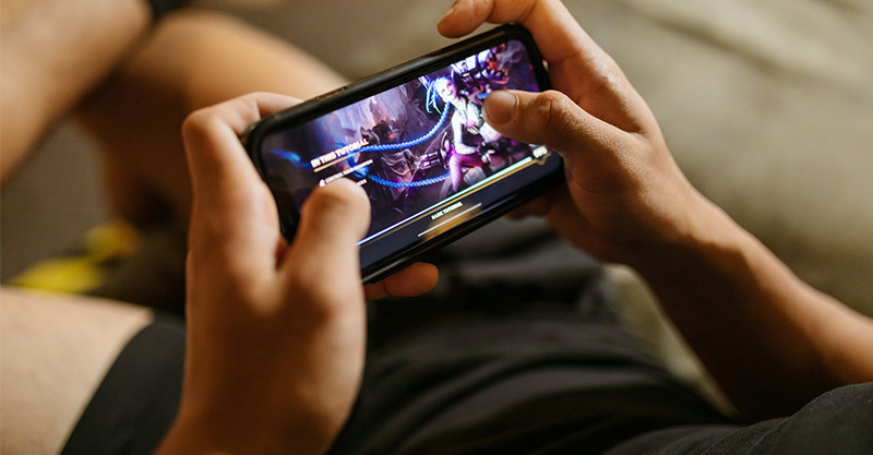 無法抬頭！25歲男狂打手遊 慘「脖子長角」成全球罕例 | TEEPR 亮新聞