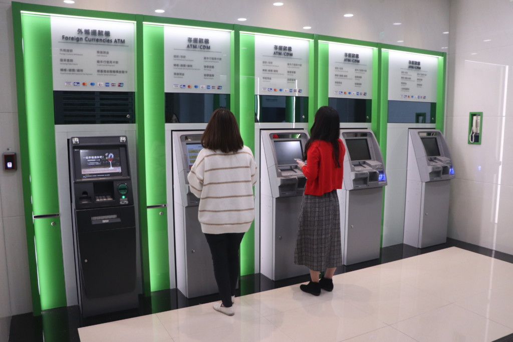 有錢也沒得領！8大銀行宣布「ATM新規」 新制上路時間曝 | TEEPR 亮新聞