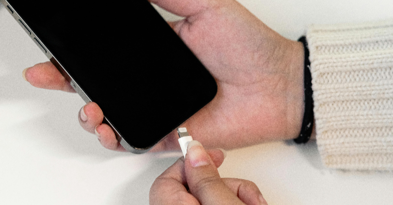 邊睡邊充電iPhone超危險？蘋果示警：這幾點別犯 | TEEPR 亮新聞