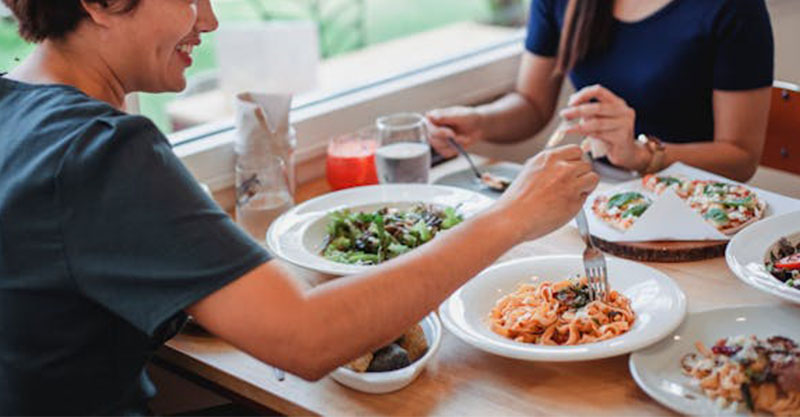 「帶7000元伴手禮」送女友家 吃完飯他悔婚：高攀不起 | TEEPR 亮新聞