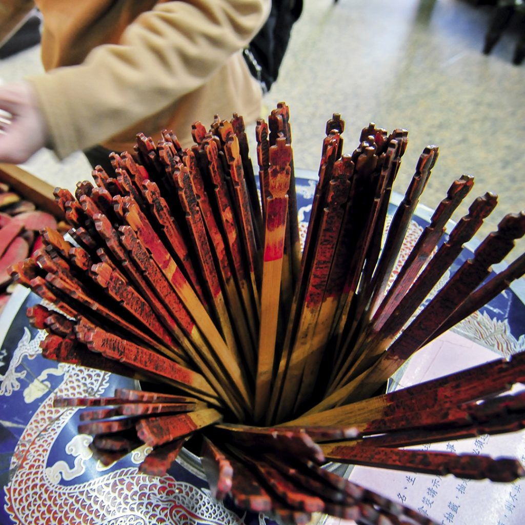 8月運勢「2生肖下下籤」 解籤師籲一方法避災 | TEEPR 亮新聞