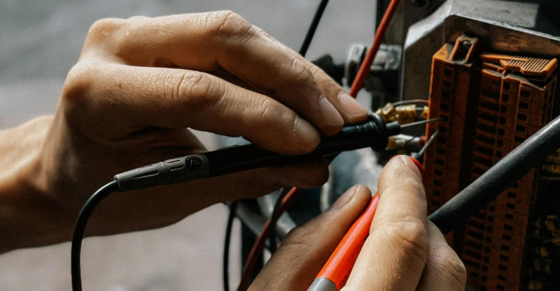 不忍了！電費暴增至85萬元 工廠老闆氣炸「拆除不明電線」 | TEEPR 亮新聞