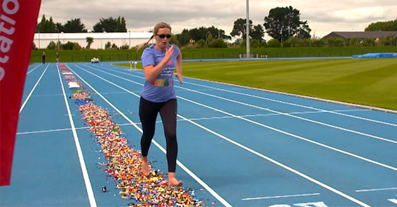 打破金氏世界紀錄！超狂2寶媽「赤腳跑過100公尺樂高」 | TEEPR 亮新聞