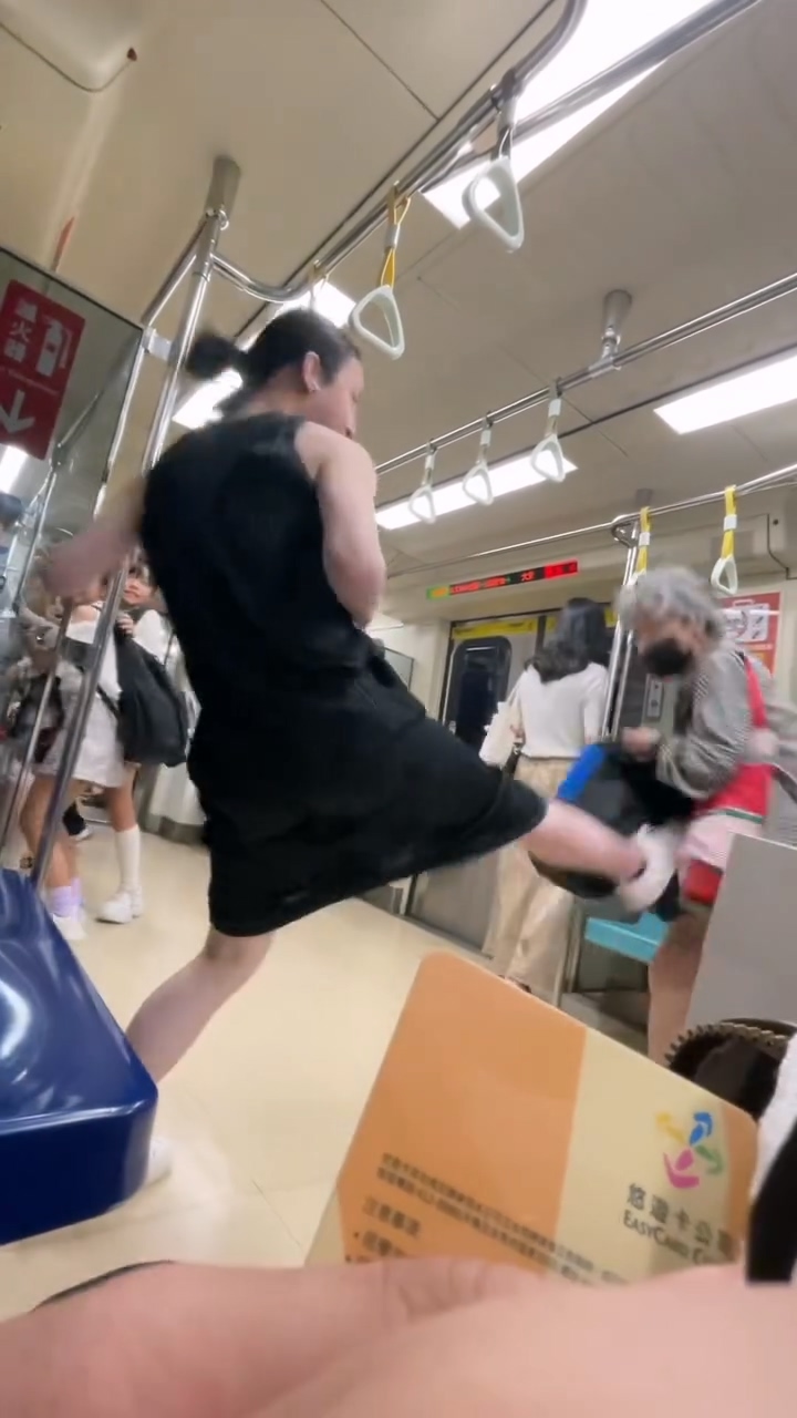 北捷踹飛逼讓座嬤 「優雅小姐姐」被問是男是女？本人高EQ回應了 | TEEPR 亮新聞